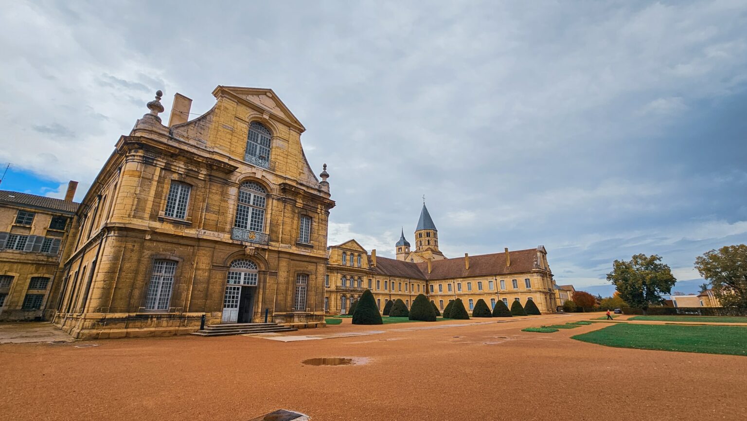 Cluny-Reiseführer: 10 Tipps von der Abtei bis zum Käseturm!